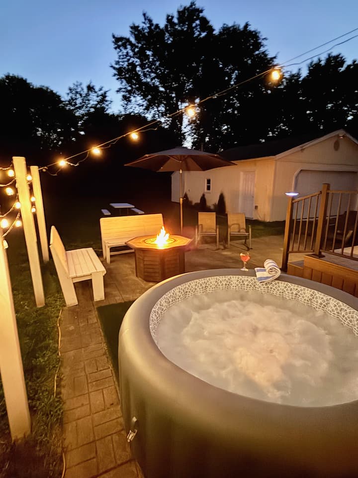 Hot Tub! Fire Pit! Gas Fire Table! Coffee Bar! - Potato Creek State Park, North Liberty