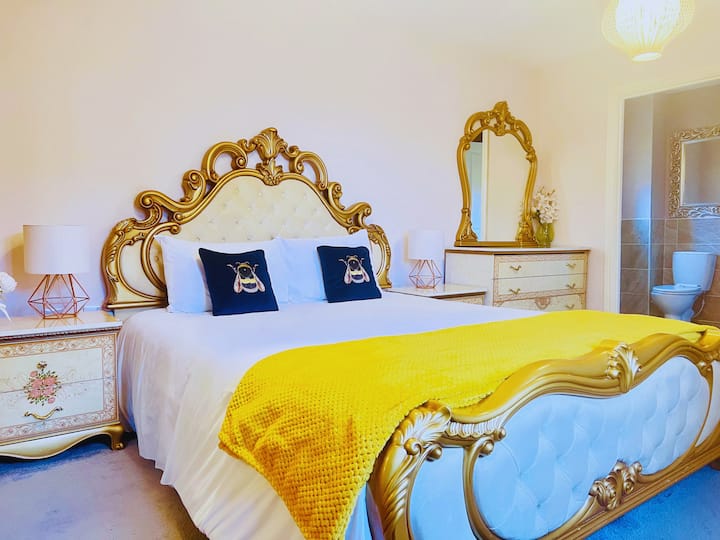 Kvm - Spacious Stay Anglesey - 6 Beds - Peterborough