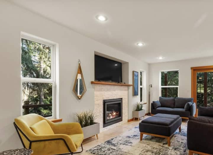 Hot Tub I King Bed I Peloton - Clinton, WA