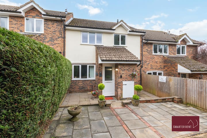Guildford - Two Bedroom House With Garden - Guildford