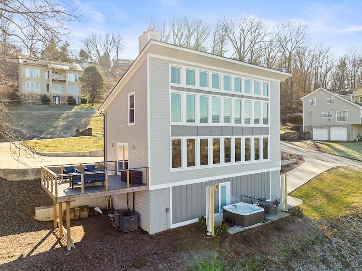 New! Crestview Heights | Downtown Views | Hot Tub - Signal Mountain, TN