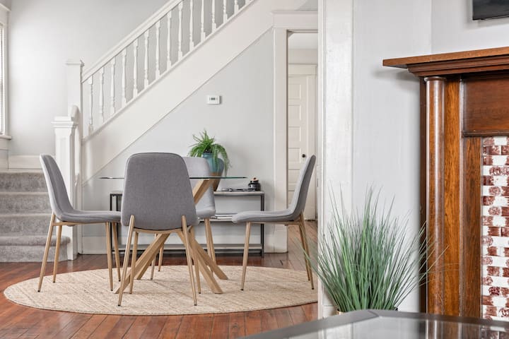 Lockerbie Townhome | Steps To Mass Ave | Sleeps 8 - Indianapolis, IN