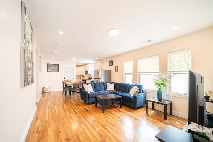 Pet-friendly Boston Home W/ Parking |Near Zoo 30/3 - Boston, MA