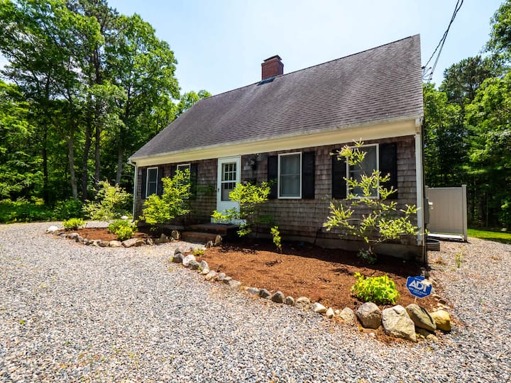 Cape Cod Haven Near Beaches & Town Center - Falmouth, MA