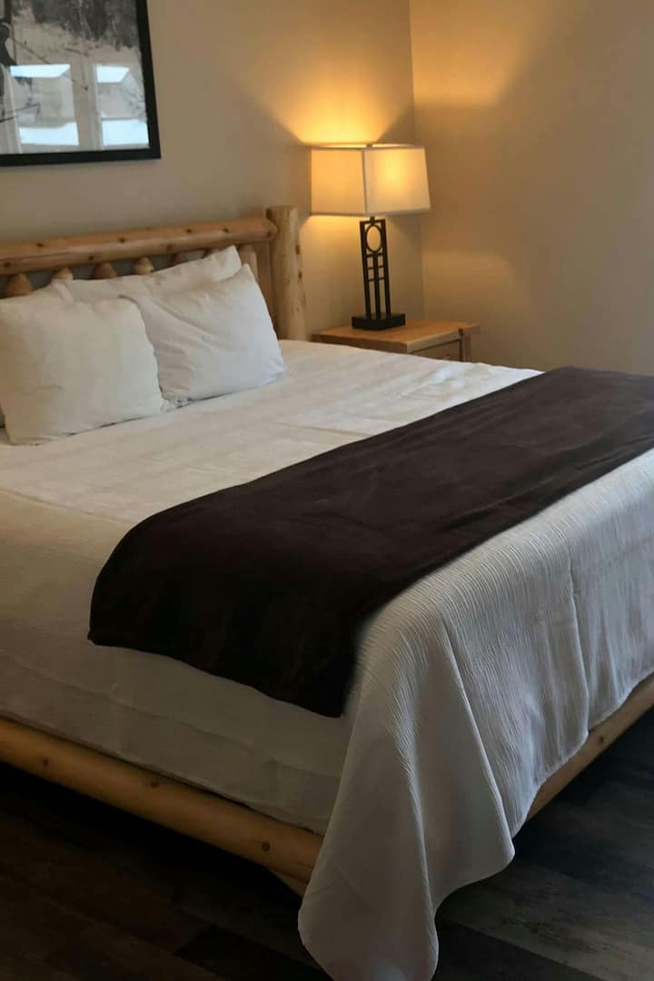 Inviting King Room With Accessible - Iron Mountain, MI