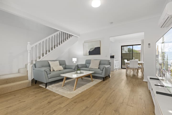 Beachside 3-bed Retreat With Bbq & Garage - Glenelg