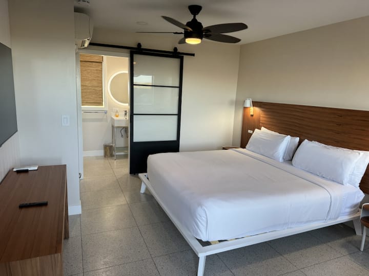 Modern & Stylish Deluxe King | Free Parking. Pool - Maui, HI