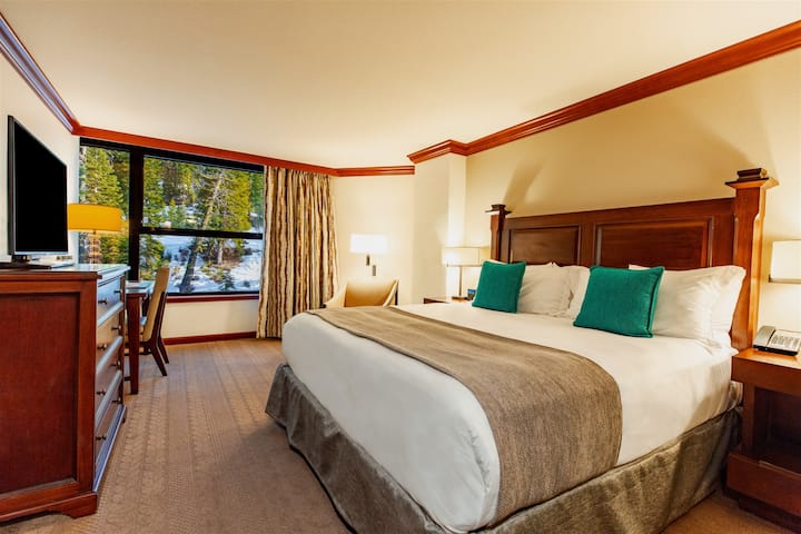 Everline Resort & Spa Deluxe King Room Forest View - Tahoe City, CA