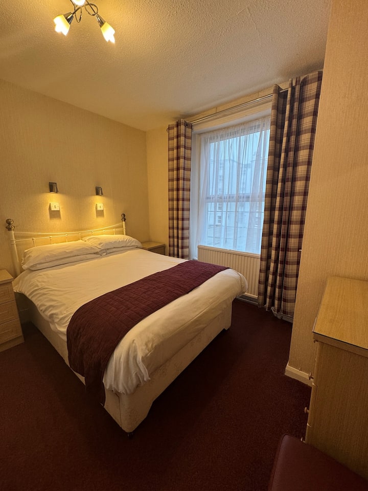 Small Double Room With Ensuite Shower - Eastbourne