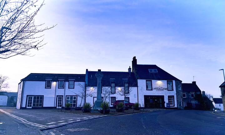 Chic Twin Room | Pool & Jacuzzi - Fife