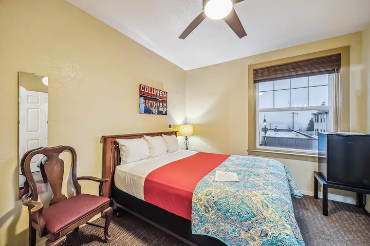 New! Hotel Cathlamet Room 216 - Main St Queen - Flathead Lake, Cathlamet