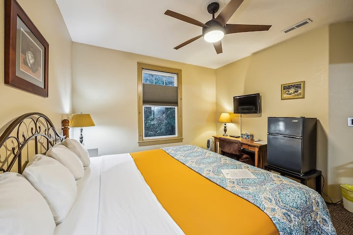 New! Hotel Cathlamet Room 206 - Garden View King - Flathead Lake, Cathlamet