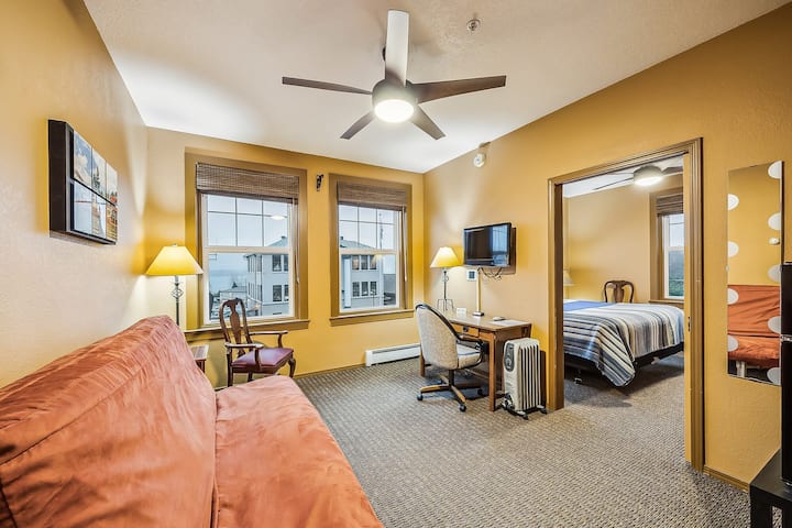 New! Hotel Cathlamet 212  - King Suite - Flathead Lake, Cathlamet
