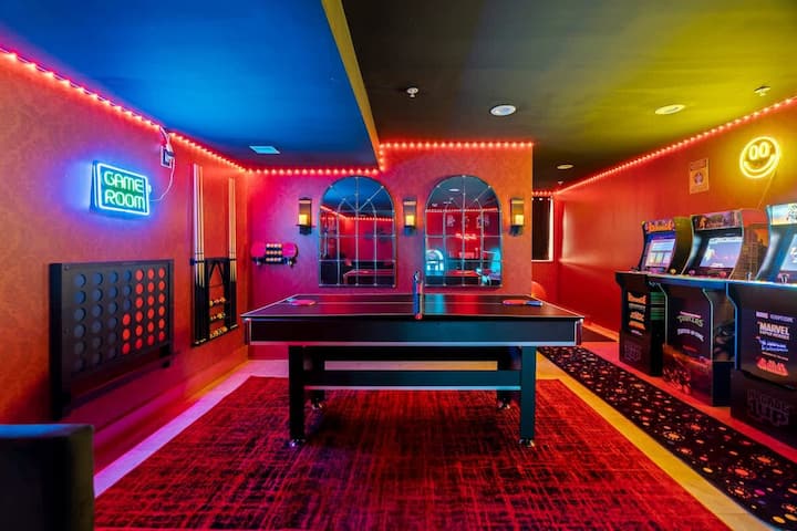 Omg - Hot Tub, King Bed, Arcade, Pool, & Parking - 