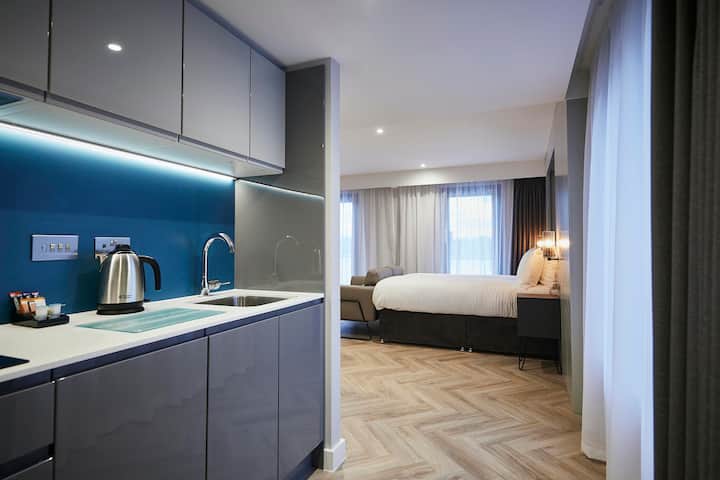 Grande Studio W/ Kitchenette At Roomzzz - York