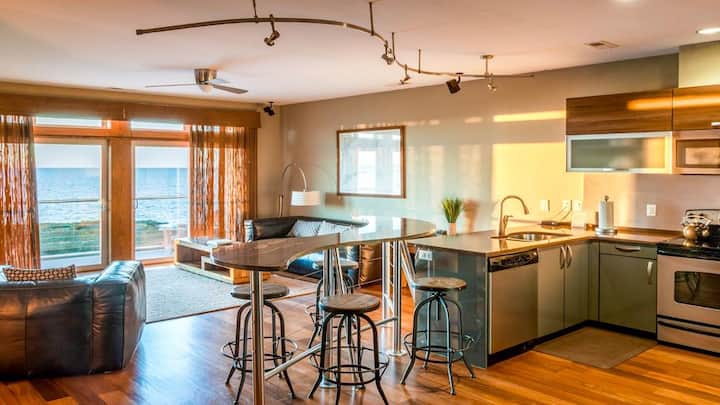 Waterfront 3-bedroom, 2.5-bathroom Suite At Real - Outer Banks, NC