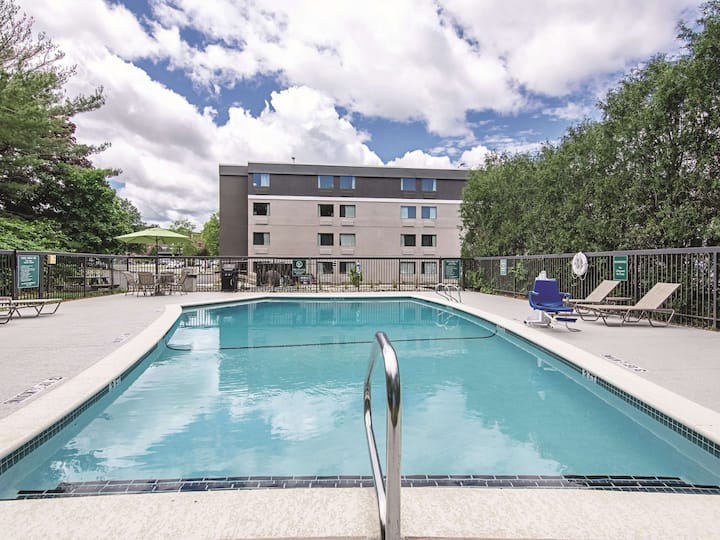 Double Queen, La Quinta, Free Parking, 2 Rooms - Portland, ME