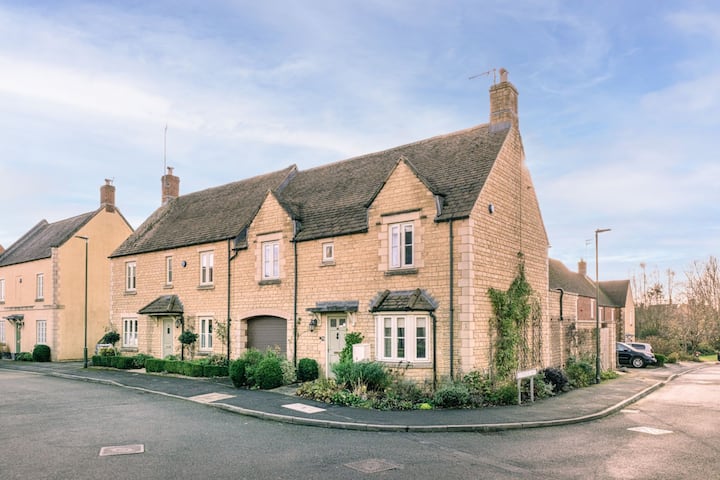Beautifully Presented Dog Friendly Blenheim Corner - Chipping Norton