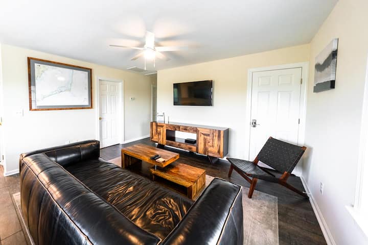 3-bed, 2-bath Apartment - Walk To Beach Access! - アウター・バンクス, NC