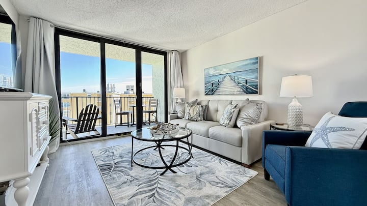 Top-floor 1/1, Ocean View And Beachfront Pool - New Smyrna Beach, FL