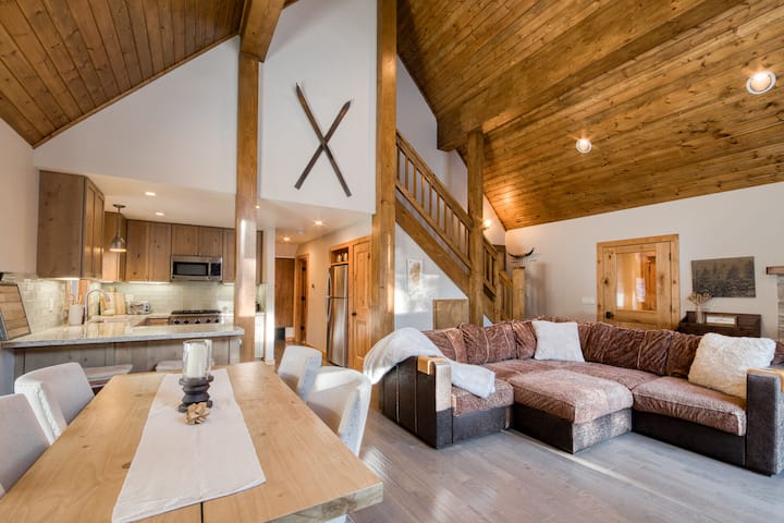 Cabin Fever In Tahoe Donner - W Hot Tub + Hoa - Truckee, CA