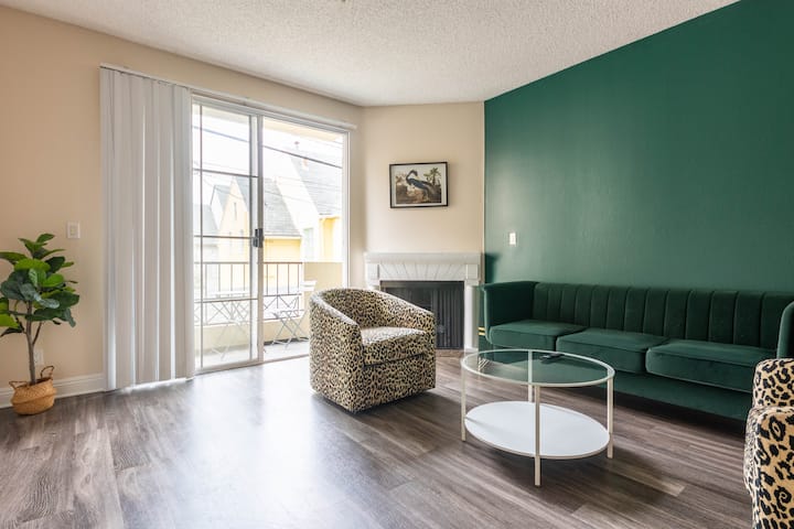 Large Apt In Miracle Mile. Grove - Beverly Hills, CA