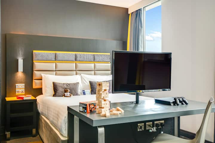 Spacious Studio Near Chester Race Course - Chester, UK