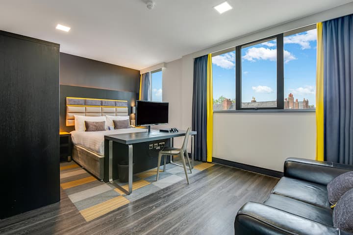 Spacious Studio Near Chester Race Course - Chester, UK