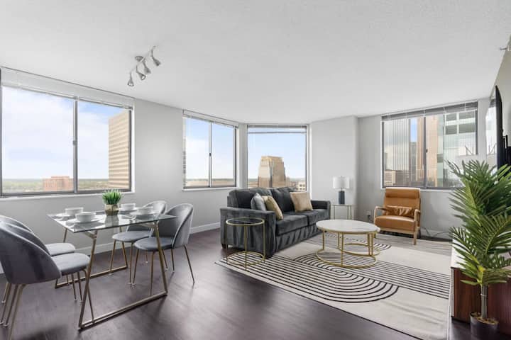Modern Downtown Oasis • Free Parking | Gym | Pool - Minneapolis, MN