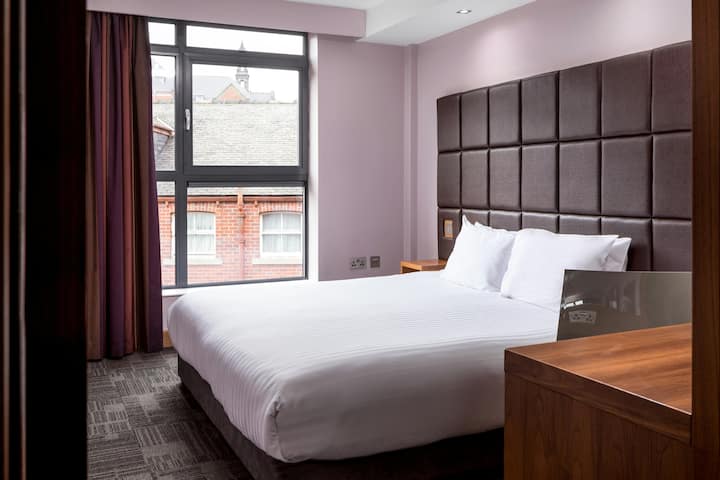 City Centre Studio W/ Balcony At Roomzzz - Leeds