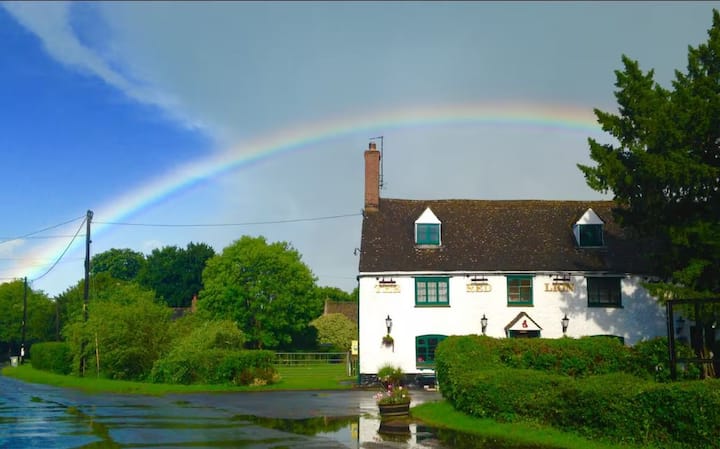 Shepherd's Hut - The Den - Witney