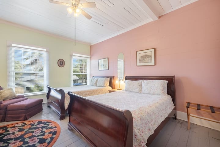 Downtown Historic Hotel In Cedar Key - Cedar Key, FL
