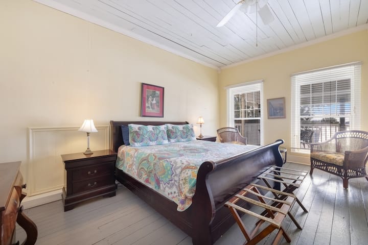 Island Hotel King Suite Downtown - Cedar Key, FL