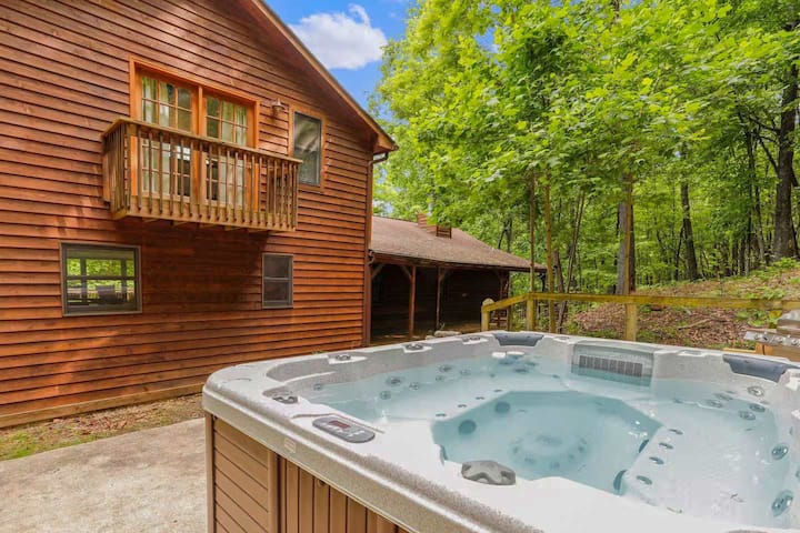 5 Bedroom Suites, Hot Tub, Jacuzzi Tub & Game Room - Berkeley Springs, WV