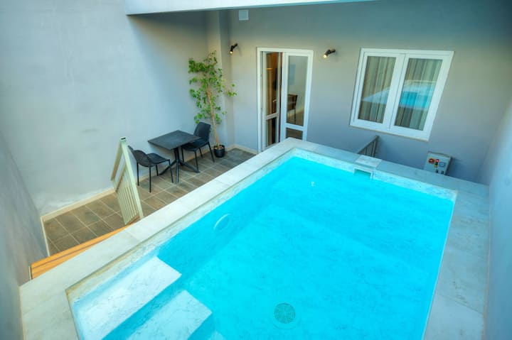 A Pretty Plunge Pool Premium Hotel Suite - Malte