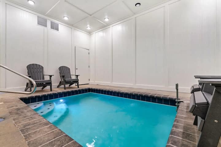 Luxe Cabin W Indoor Pool・spacious Cabin, Sleeps 10 - Sevierville