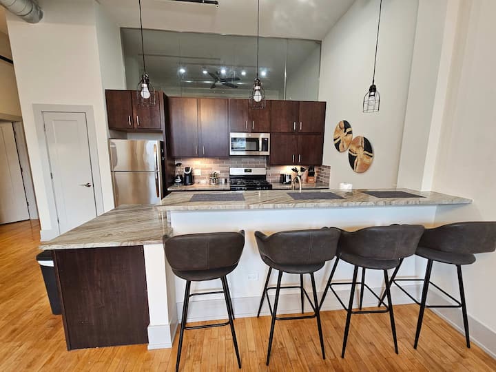 4 Bedroom, Sleeps 20 People! - Chicago, IL