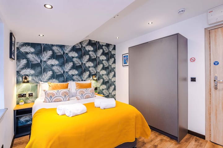 Curzon Villa - Sleeping 18 By Assured Stays - Llandudno