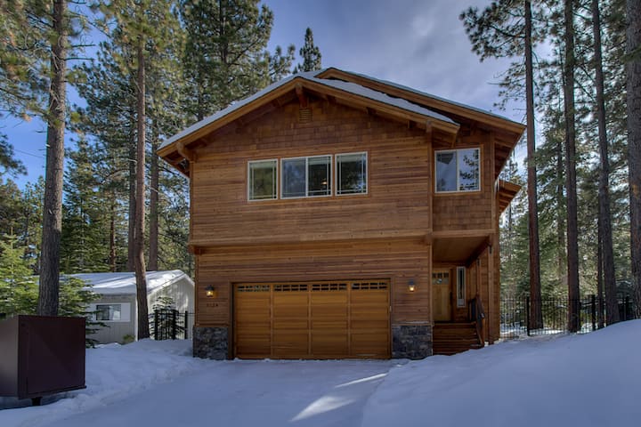 Brand New Upscale Home, Hot Tub, Foosball - South Lake Tahoe, CA