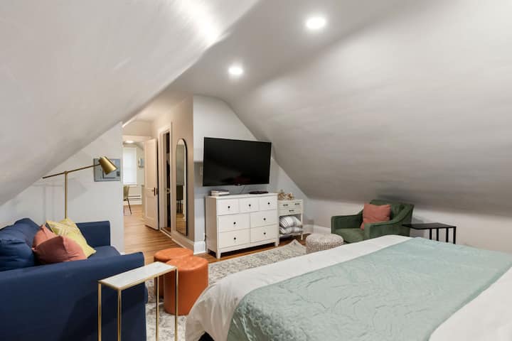 Cozy Attic Studio | Perfect For Work & Travel - Cleveland Heights, OH