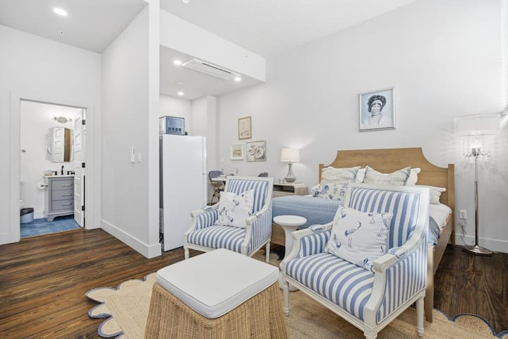 Glam Studio At The Raven Pool Free Parking - Jacksonville