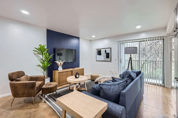Airy King Suite Getaway | Sleeps 4 | Pool, Prkg - Austin, TX