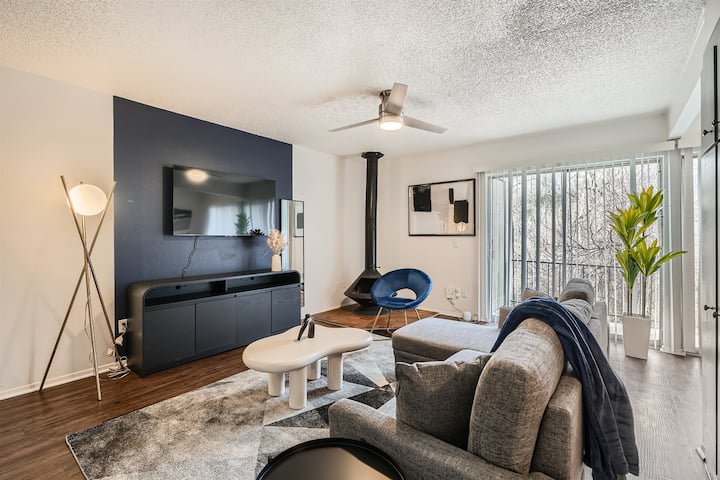 Modern King Suite Getaway | Sleeps 4 | Pool, Prkg - Austin, TX