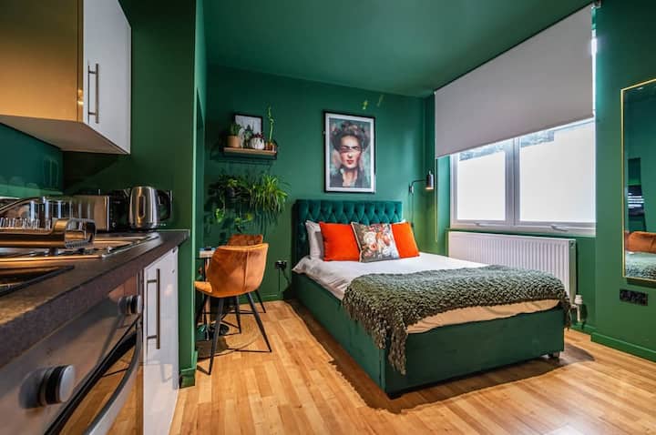 Stunning, Nature Inspired Studio Flat In London - London