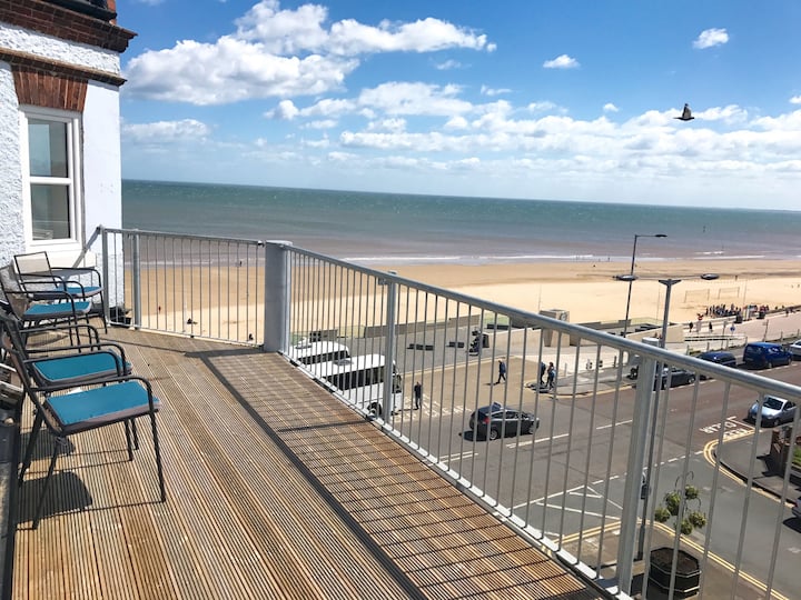 2 Bedroom Sea View Apartment With Snug And Balcony - Bridlington