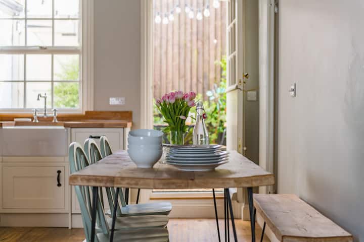 Riley Cottage - Seconds From The Beach - Deal