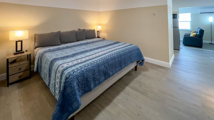 Sunny Florida Retreat – Relax, Work & Unwind! - Fort Myers Beach, FL