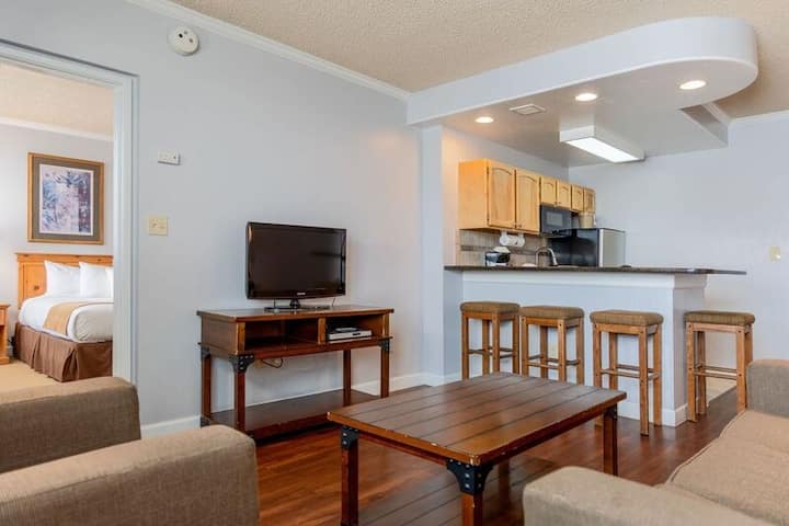 Ultimate Relaxation! Room W/ Full Kitchen | Pool - 스팀보트 스프링스