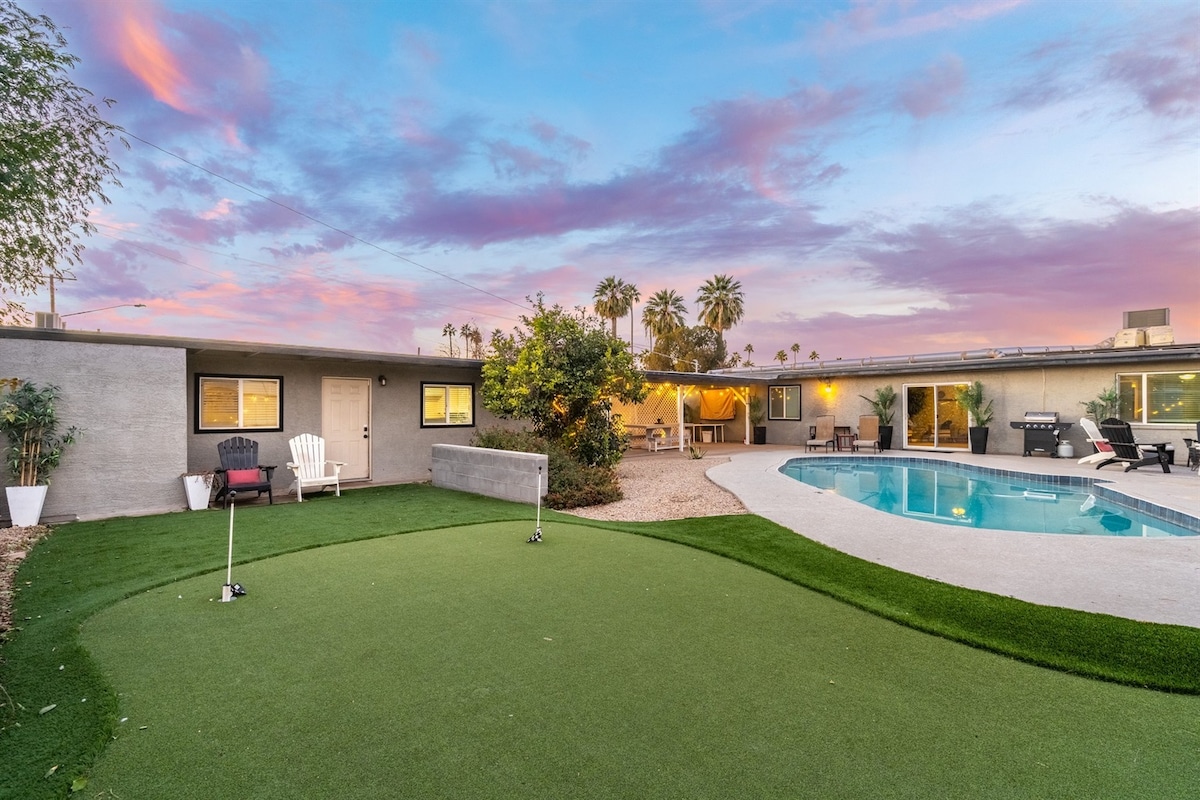 Sparkling Pool| Fire Pit| Mini Putt | Modern Oasis - Houses for Rent in ...