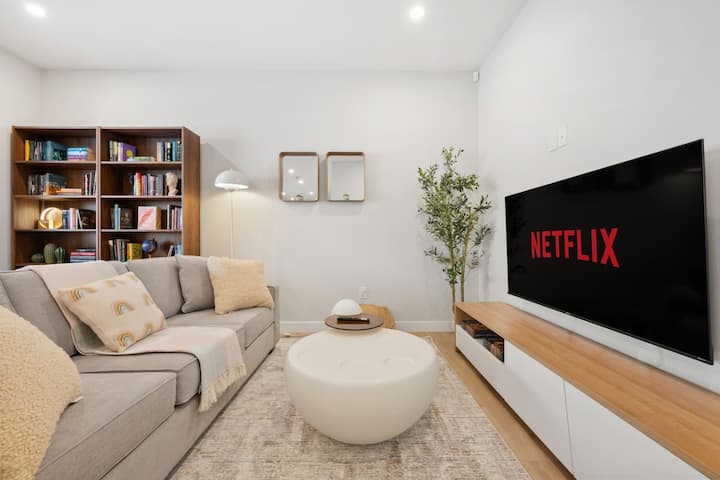 The Lakeshore Passage » King Bed /W 50" Tv & More - 체스터미어
